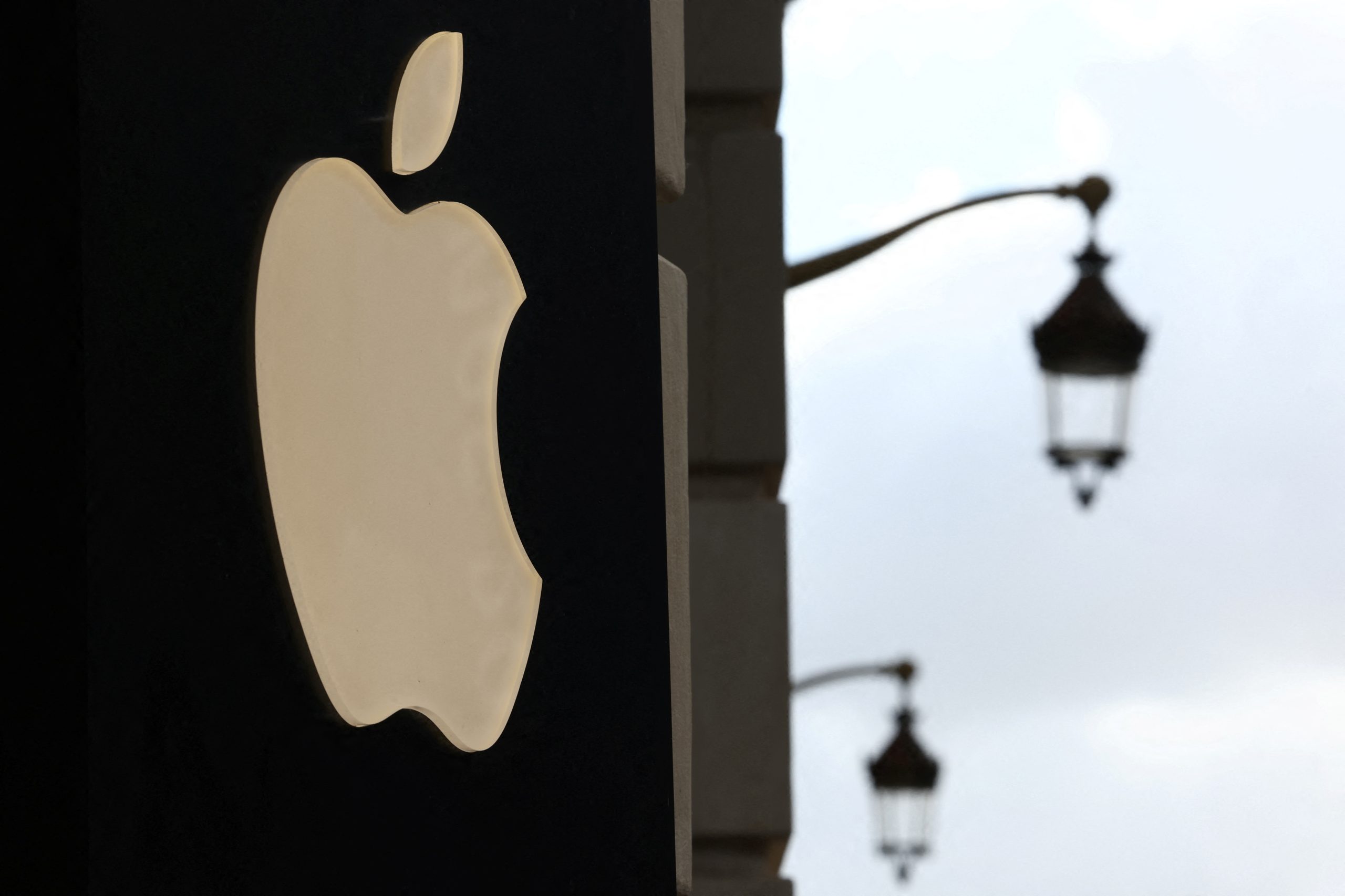 Apple to let developers distribute apps directly from their sites ...